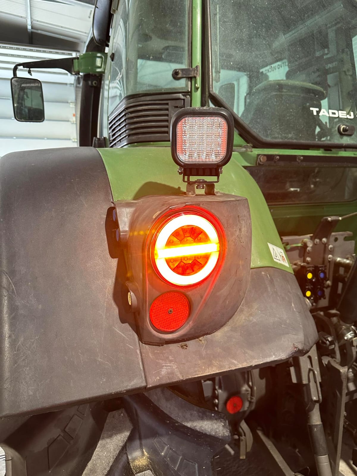 Zadnja luč NEON IZGLED LED 12v/24V OKROGLA – FENDT – LEVA - LED delovne ...
